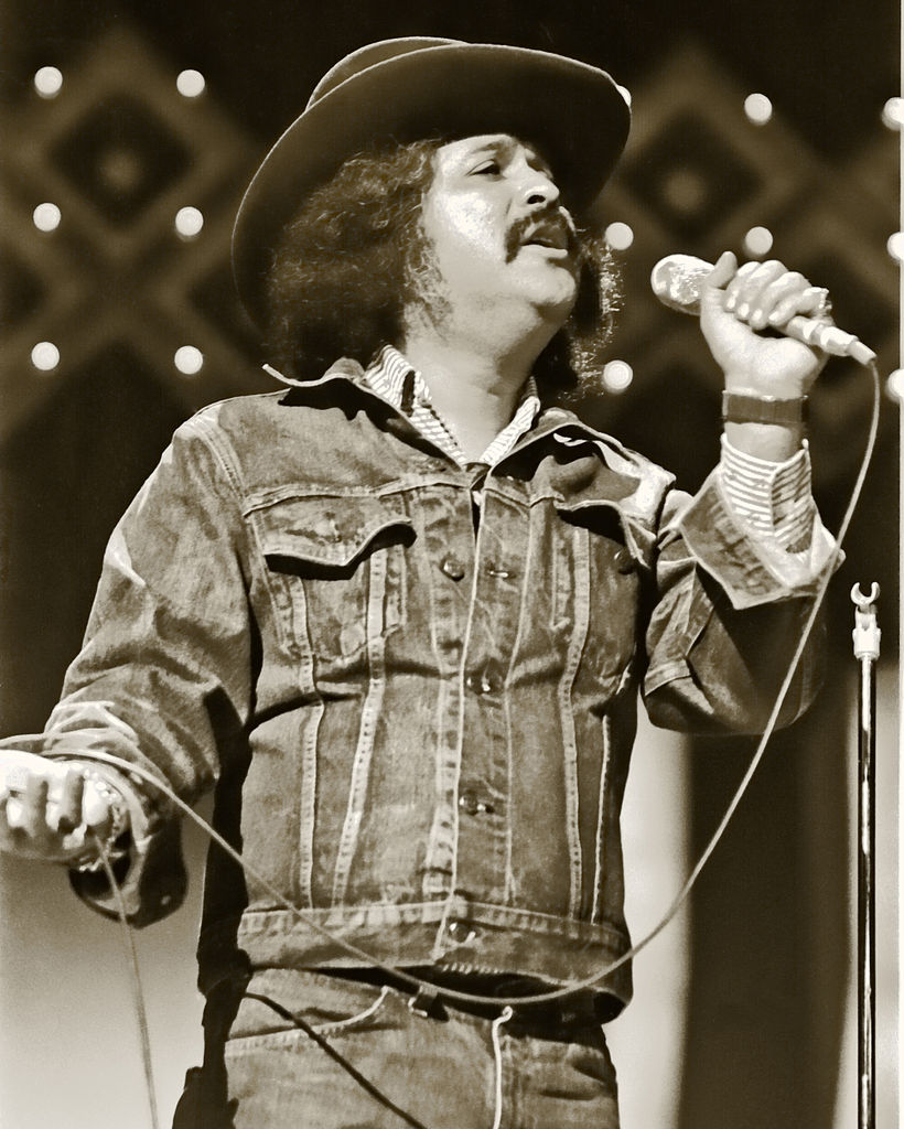 820px-Freddy_Fender_singing_in_1977 - ClassicRockHistory.com