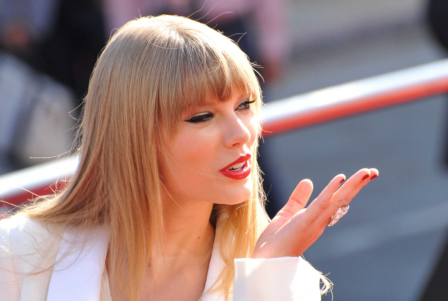 Top 10 Taylor Swift Love Songs - ClassicRockHistory.com